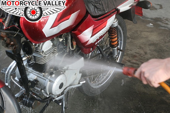 কিভাবে আপনার মোটরসাইকেল ধৌত করবেন?