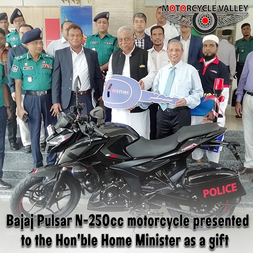 বাজাজ পালসার এন-২৫০ মোটরসাইকেল মাননীয় স্বরাষ্ট্রমন্ত্রী মহোদয়কে উপহার